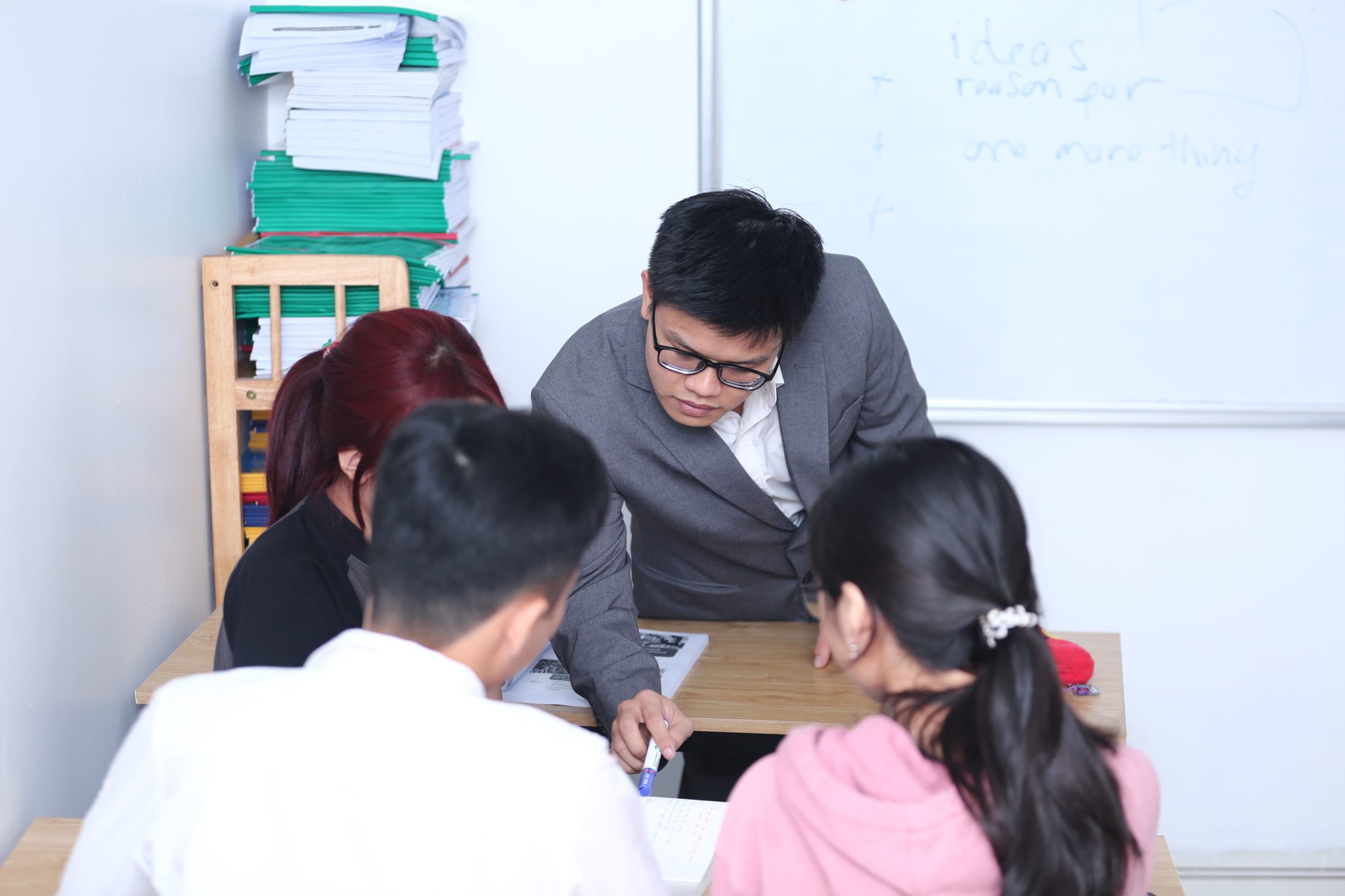 Bài mẫu IELTS Writing Task 1 Bài 1 | Comparative - Bar Charts - Hà English